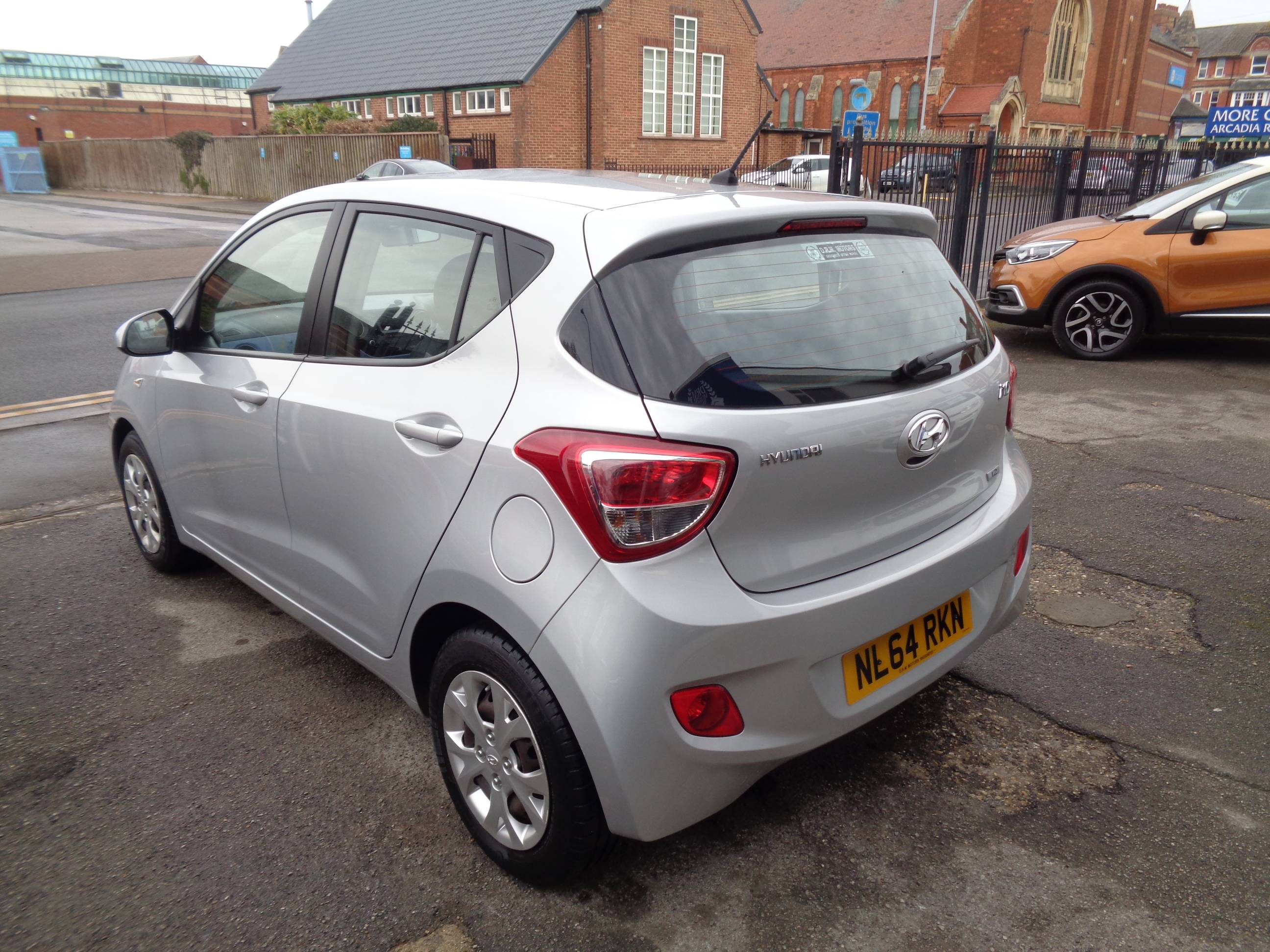 Currently viewing HYUNDAI I10 1.2 Premium SE 5dr Auto Petrol Automatic ...